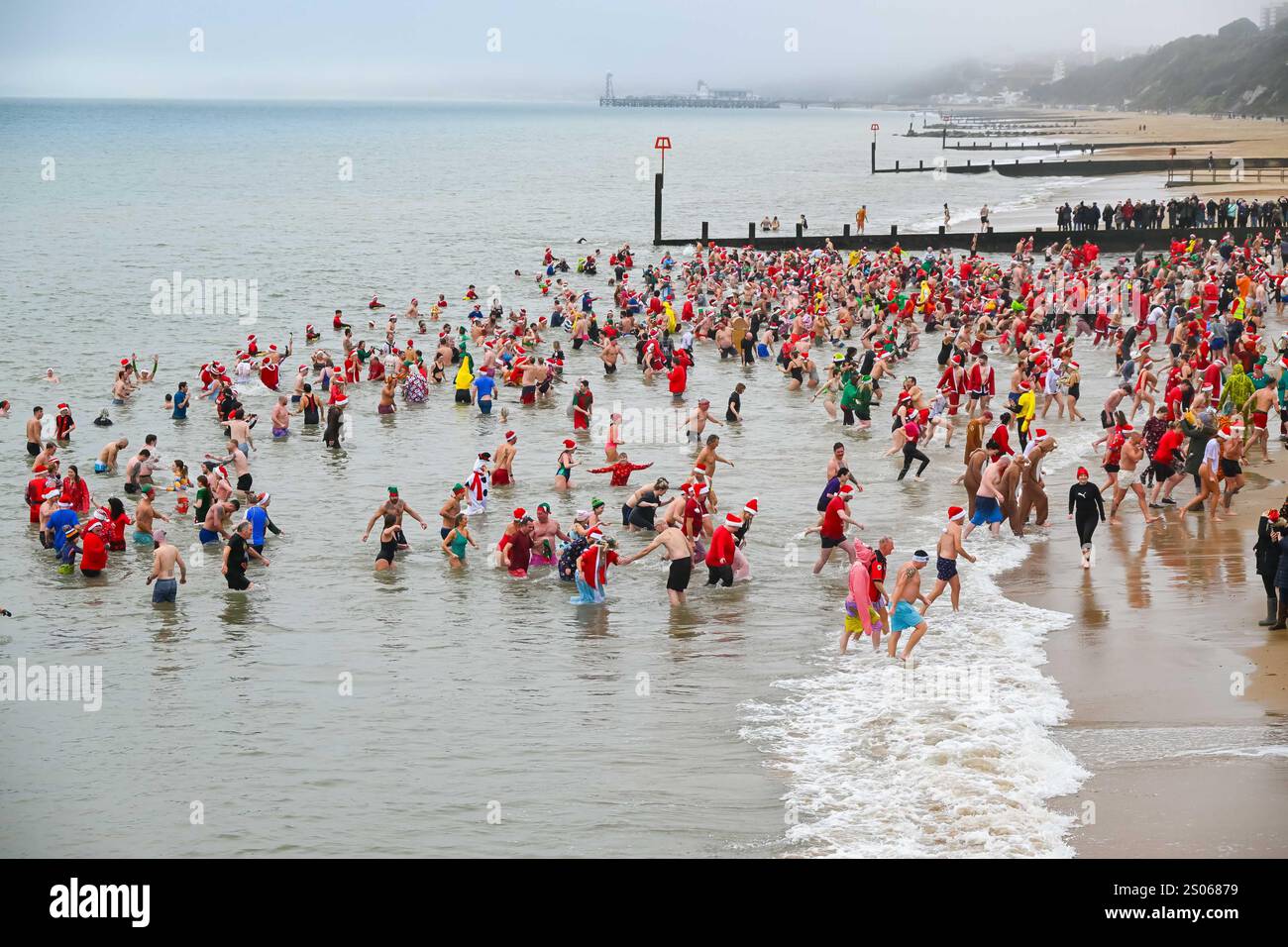 Boscombe, Dorset, UK. 25th December 2024. UK Weather. A thousand ...