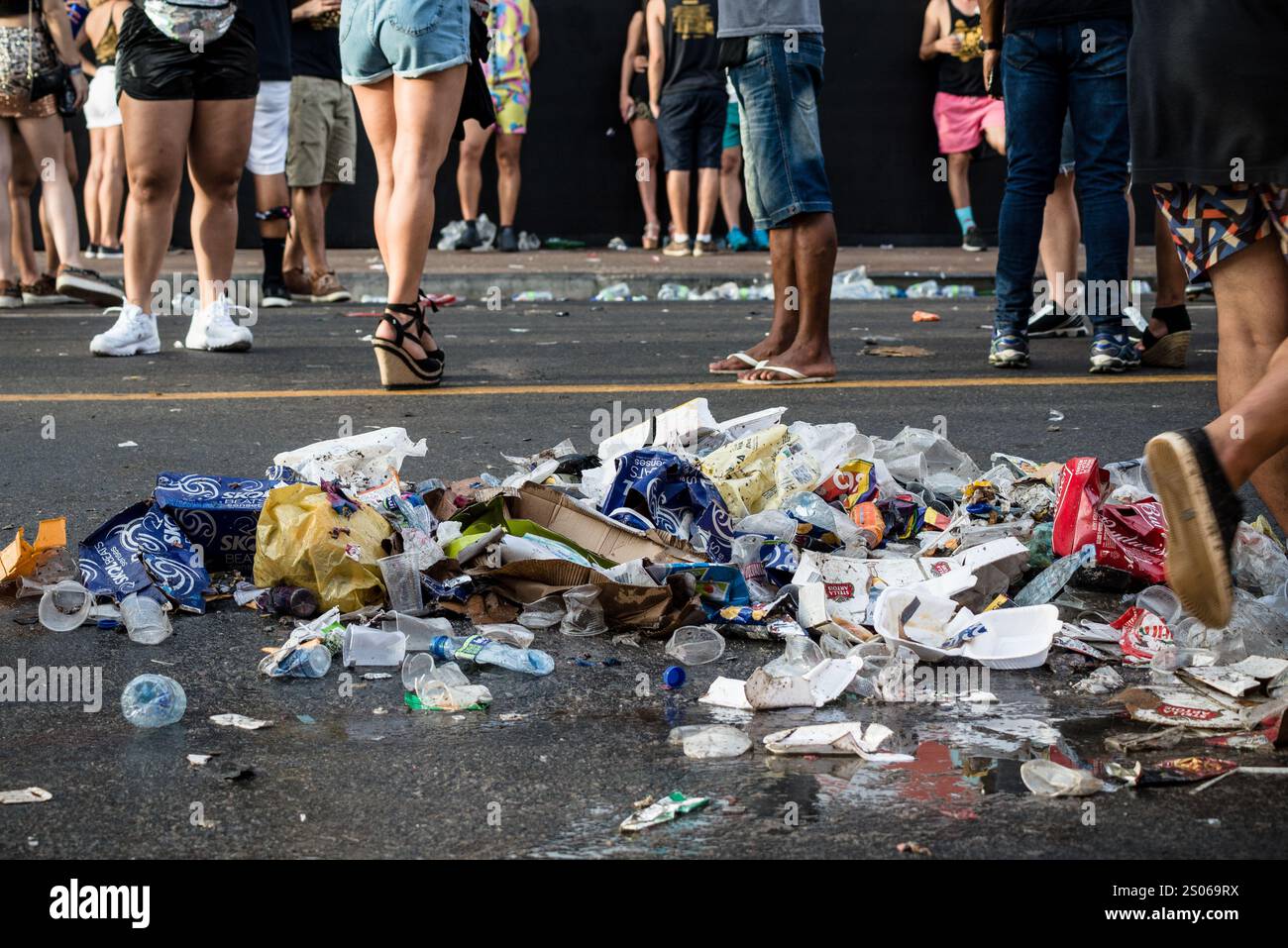 Crowd of peo hi-res stock photography and images - Alamy