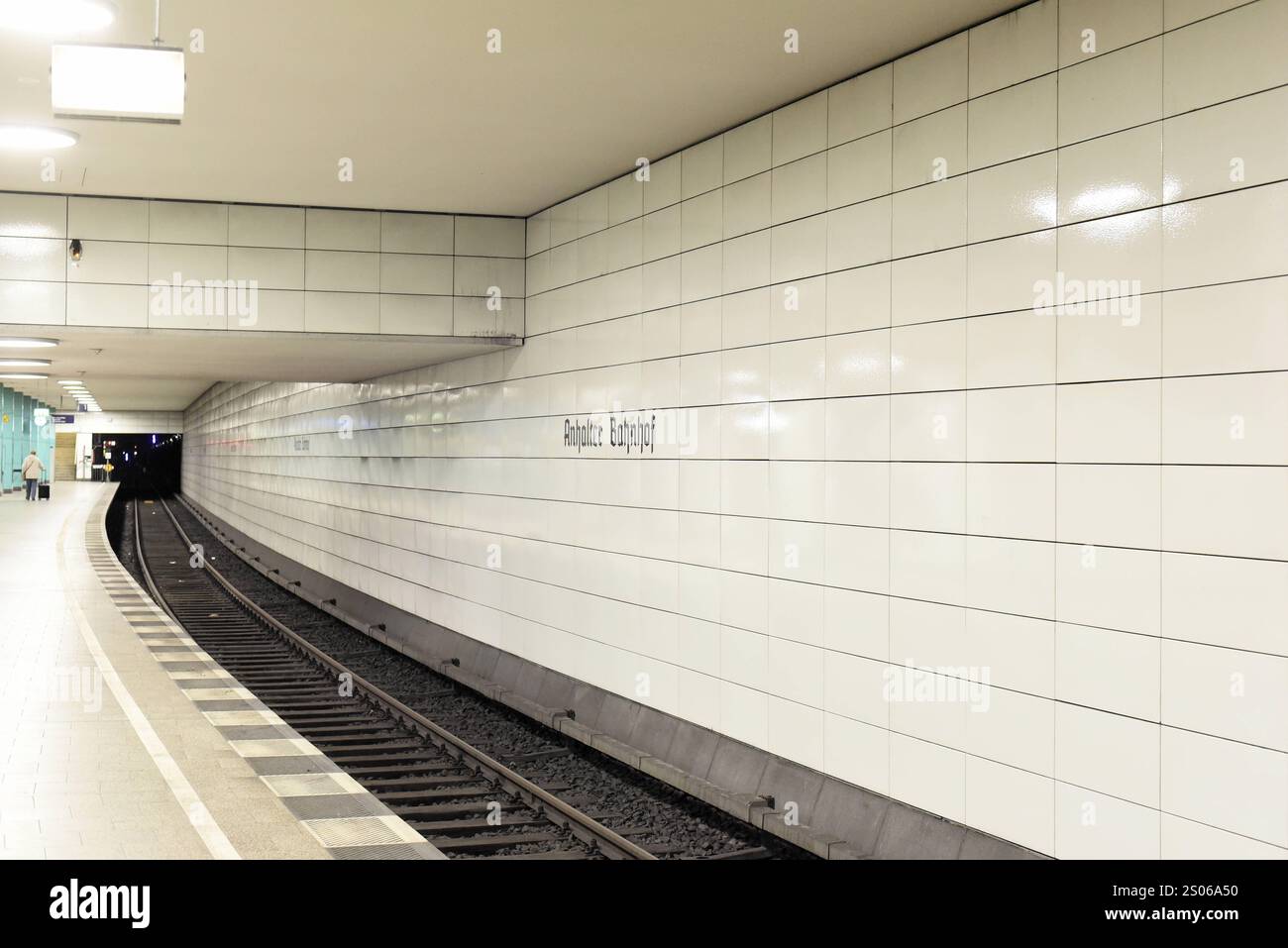 Leerer Bahnsteig am Anhalter Bahnhof, weiß gekachelte Wände und der ...