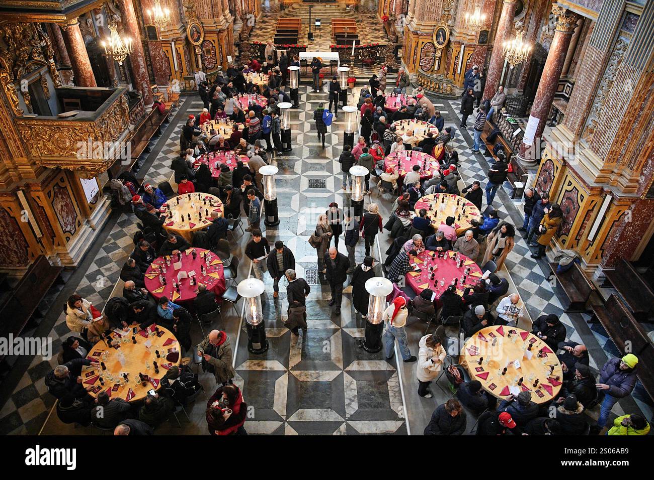 Torino, Italia. 25th Dec, 2024. Cardinale Roberto Repole arcivescovo di ...