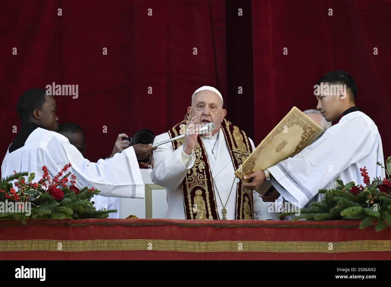 Vatican, Vatican. 24th Dec, 2025. **NO LIBRI** Italy, Rome, Vatican ...