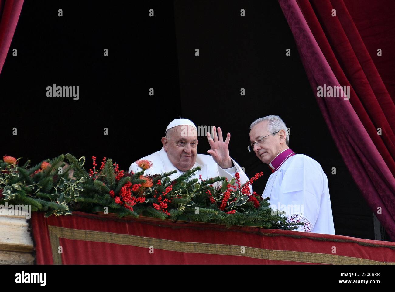 Pope Francis delivers his Christmas Urbi et Orbi blessing message (to ...