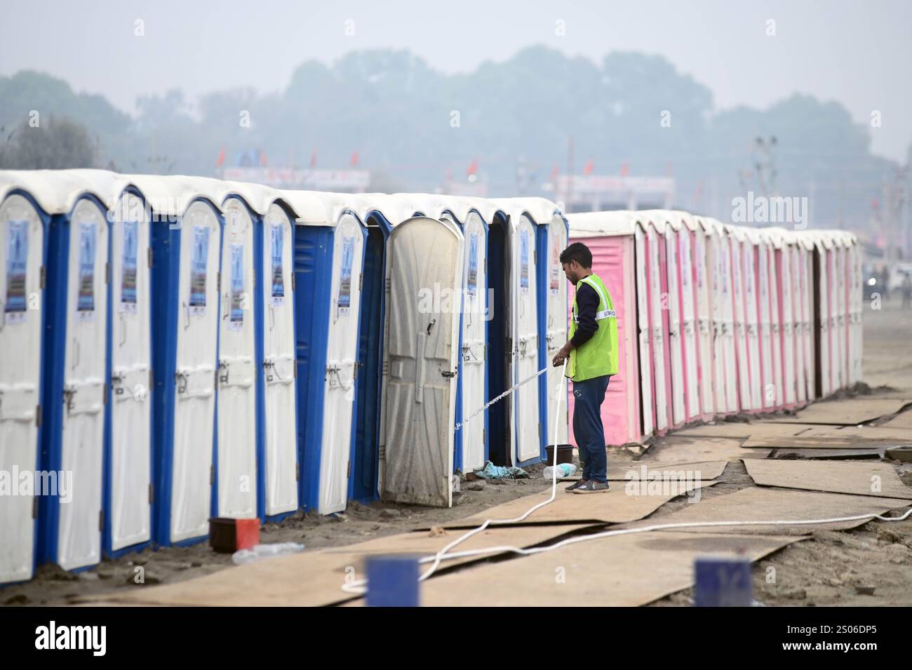 Prayagraj, Uttar Pradesh, India. 25th Dec, 2024. Prayagraj: A worker ...