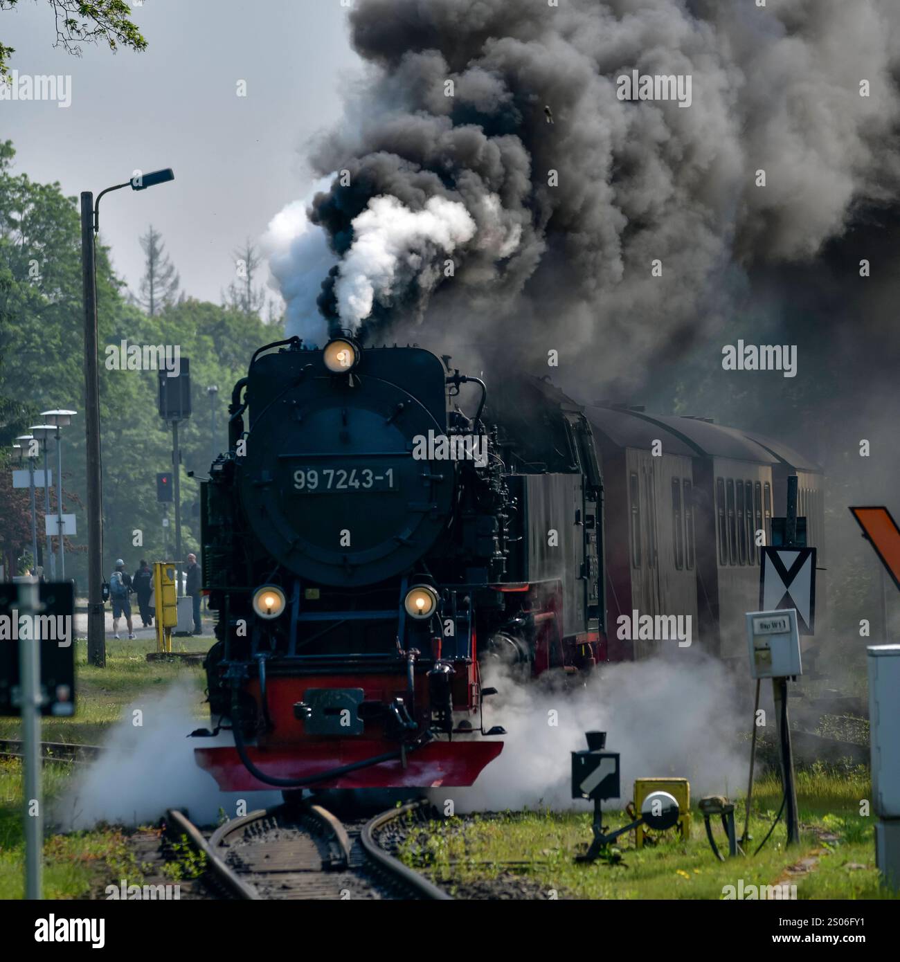 Harzer Schmalspurbahn Eine Dampflok der Harzer Schmalspurbahnen 99243-1 ...