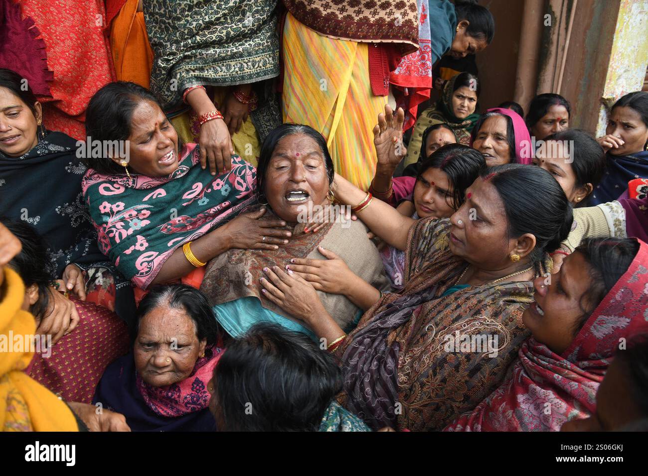 Patna, India. 24th Dec, 2024. PATNA, INDIA - DECEMBER 24: Mother and ...