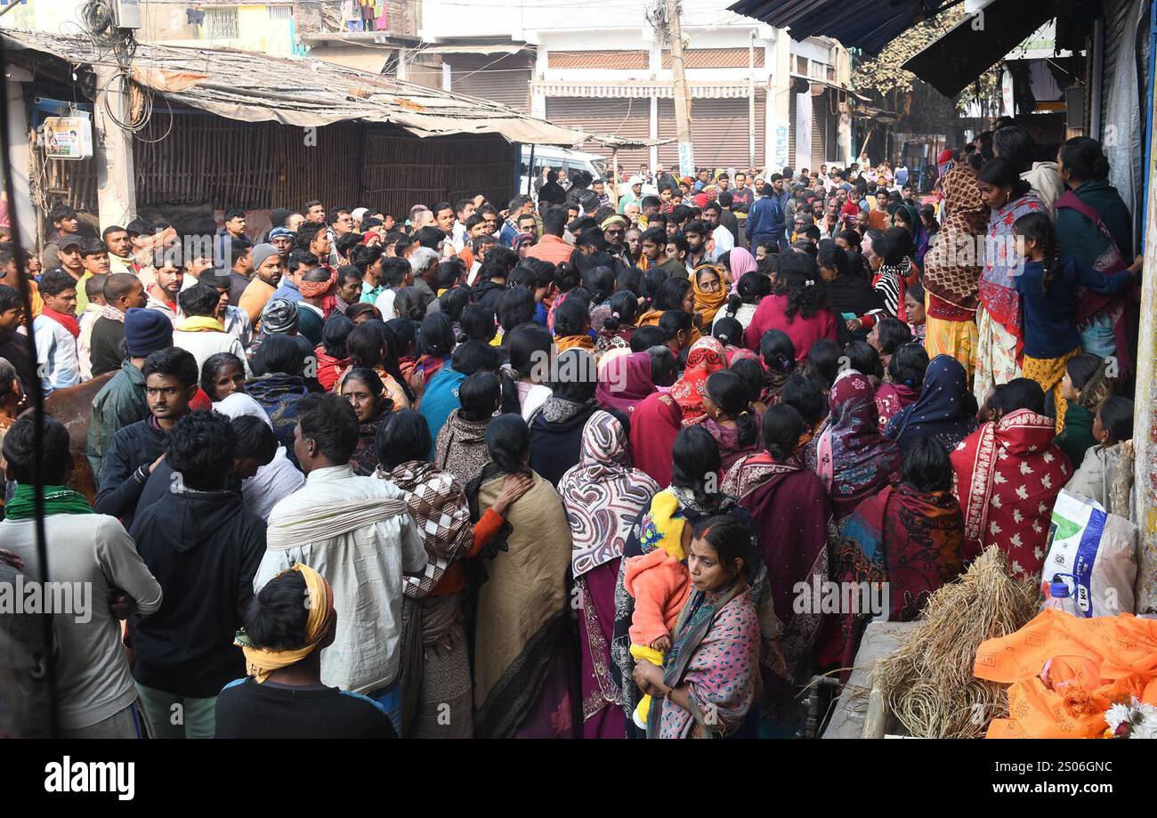Patna, India. 24th Dec, 2024. PATNA, INDIA - DECEMBER 24: People gather ...