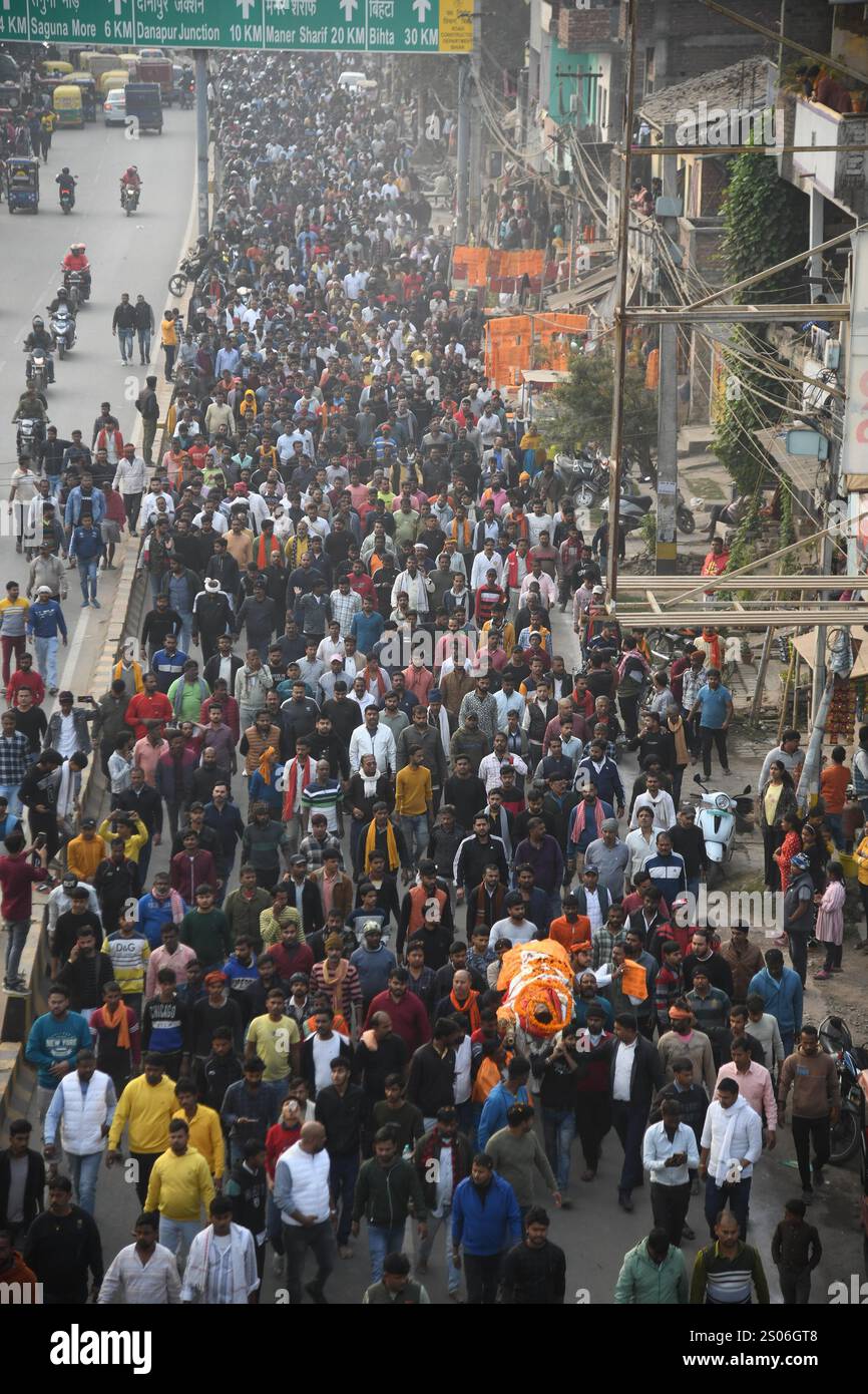 Patna, India. 24th Dec, 2024. PATNA, INDIA - DECEMBER 24: People gather ...