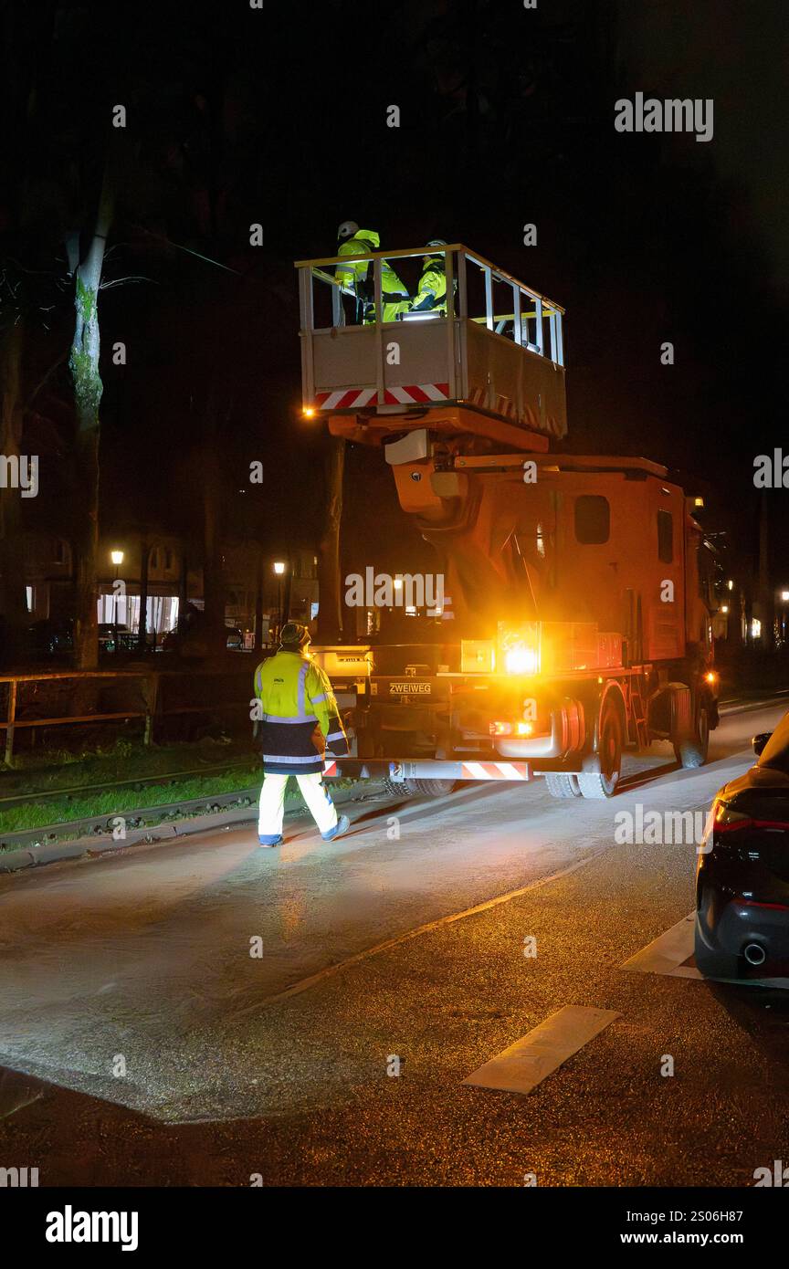 Muenchen, Haidhausen, Kontrolle der Strassenbahn Oberleitungen in der ...