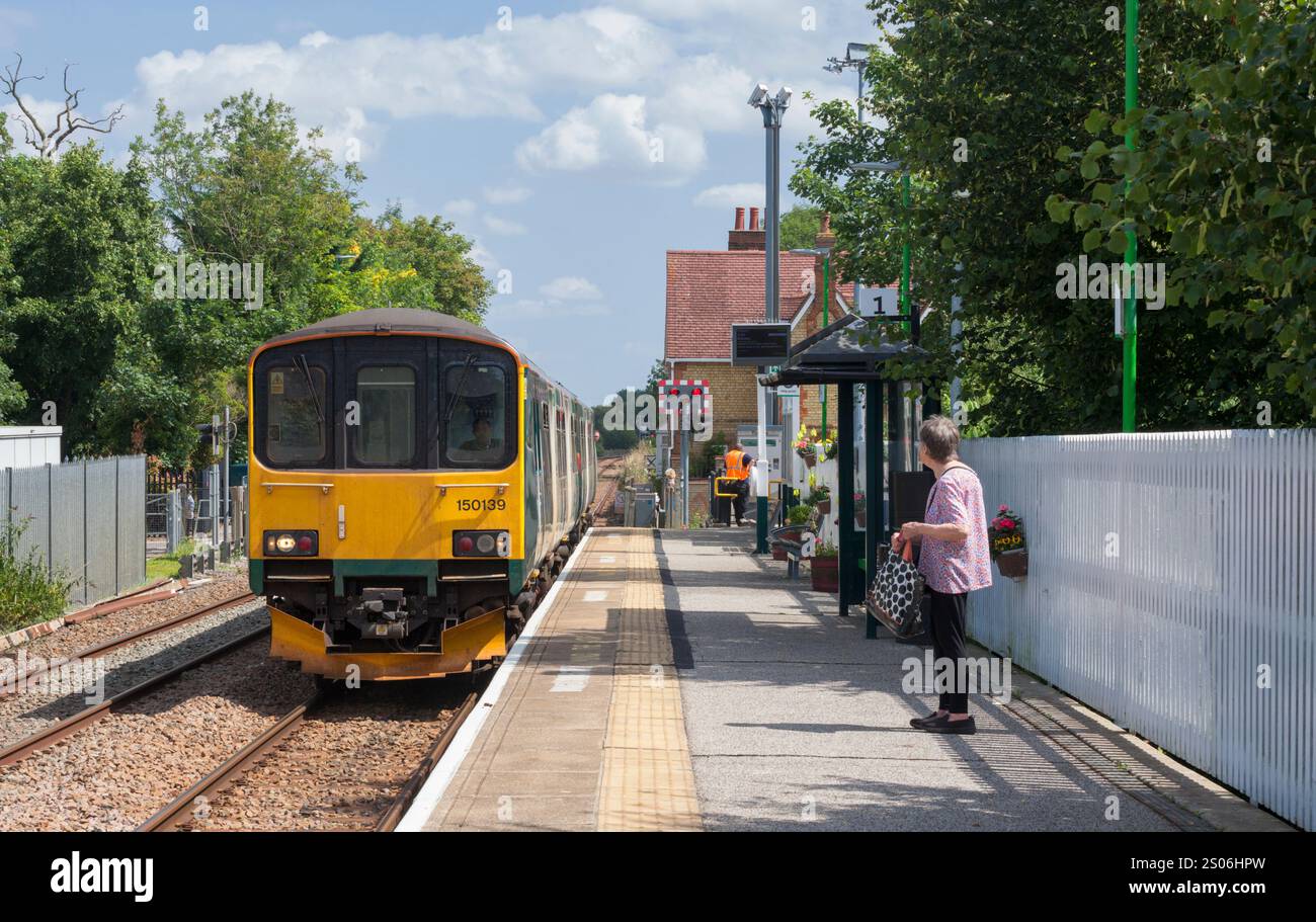 West Midlands Railway class 150 train 150139 arriving at Lidlington ...