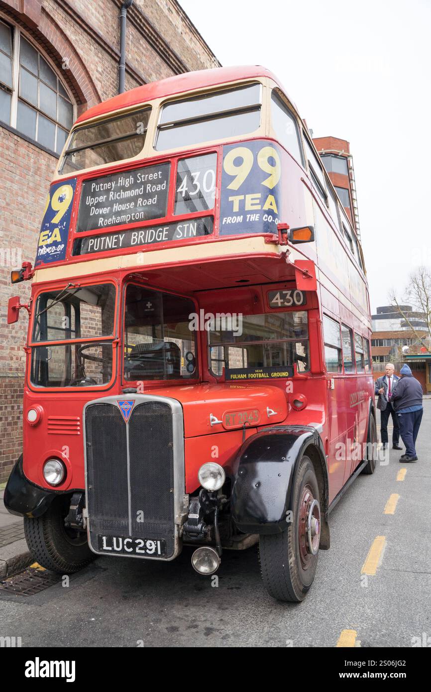 Christmas carol service uk hi-res stock photography and images - Alamy