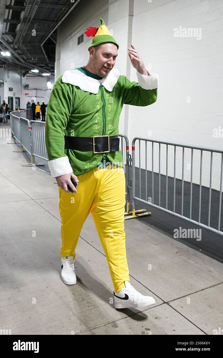 Pittsburgh Steelers guard Max Scharping arrives before an NFL football ...