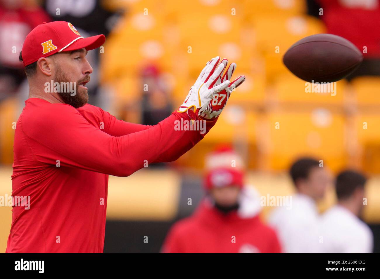 Kansas City Chiefs tight end Travis Kelce warms up before an NFL ...