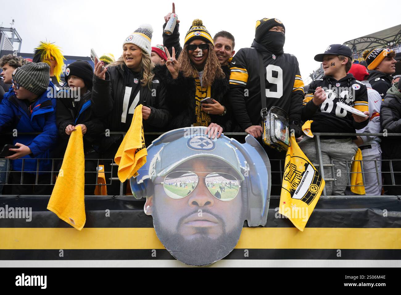 Pittsburgh Steelers fans cheer before an NFL football game between the ...