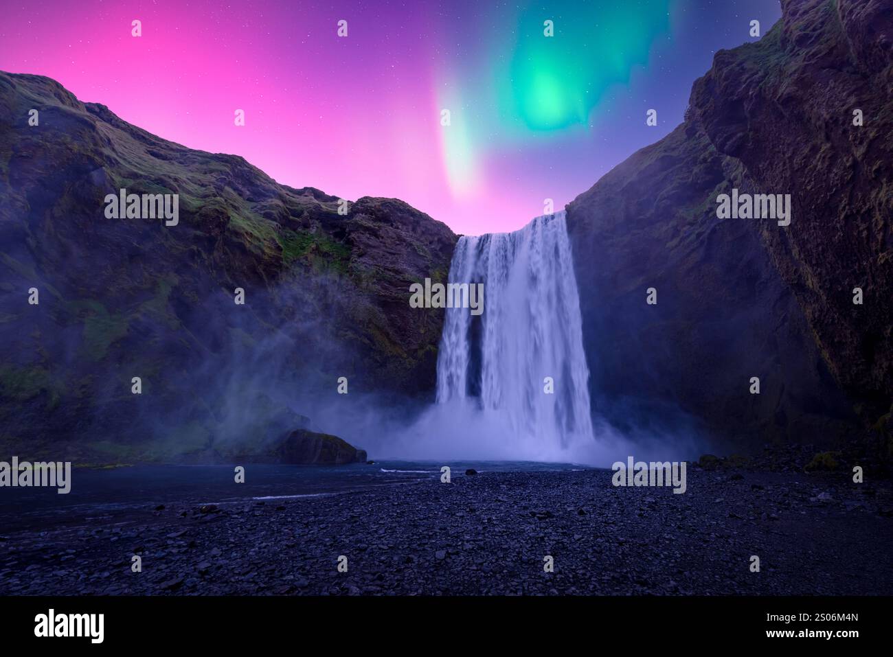 Aurora Borealis over famous Skogafoss waterfall on Skoga river, Iceland ...