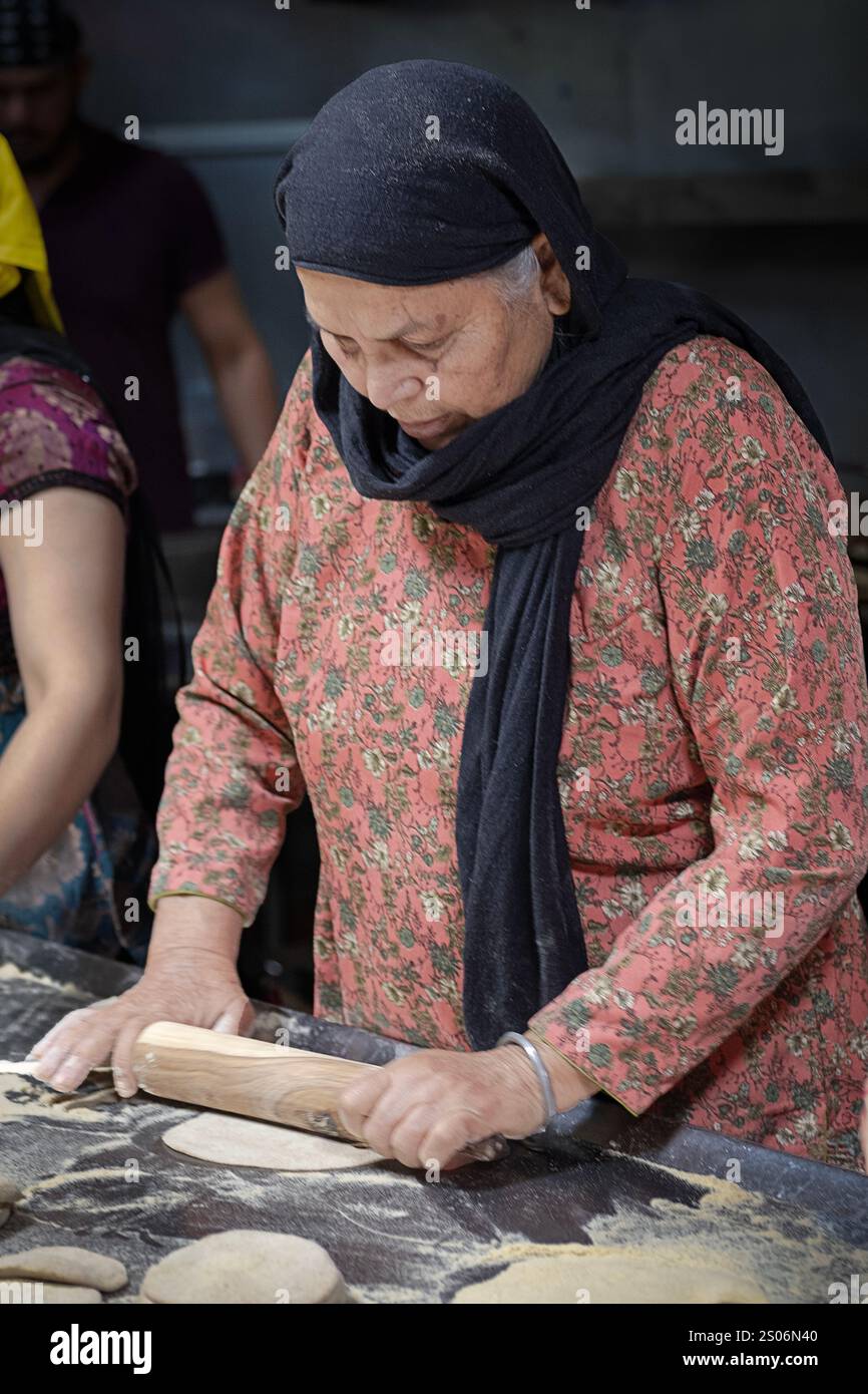 Female making roti hi-res stock photography and images - Alamy