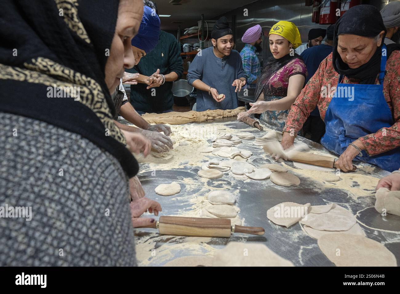 TOSSING ROTI Volunteers in a Sikh temple langar kitchen prepare roti ...