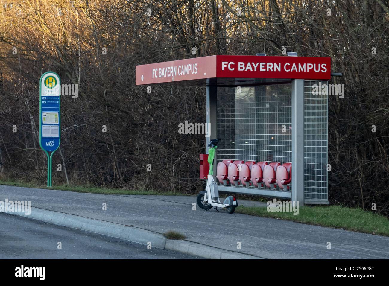 Bushaltestelle / Haltestelle FC Bayern Campus mit Scooter / E-Scooter ...