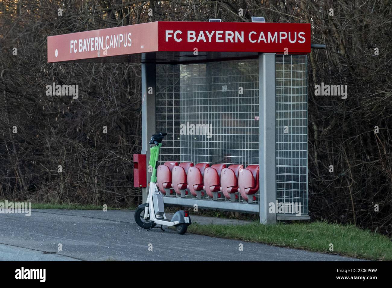 Bushaltestelle / Haltestelle FC Bayern Campus mit Scooter / E-Scooter ...