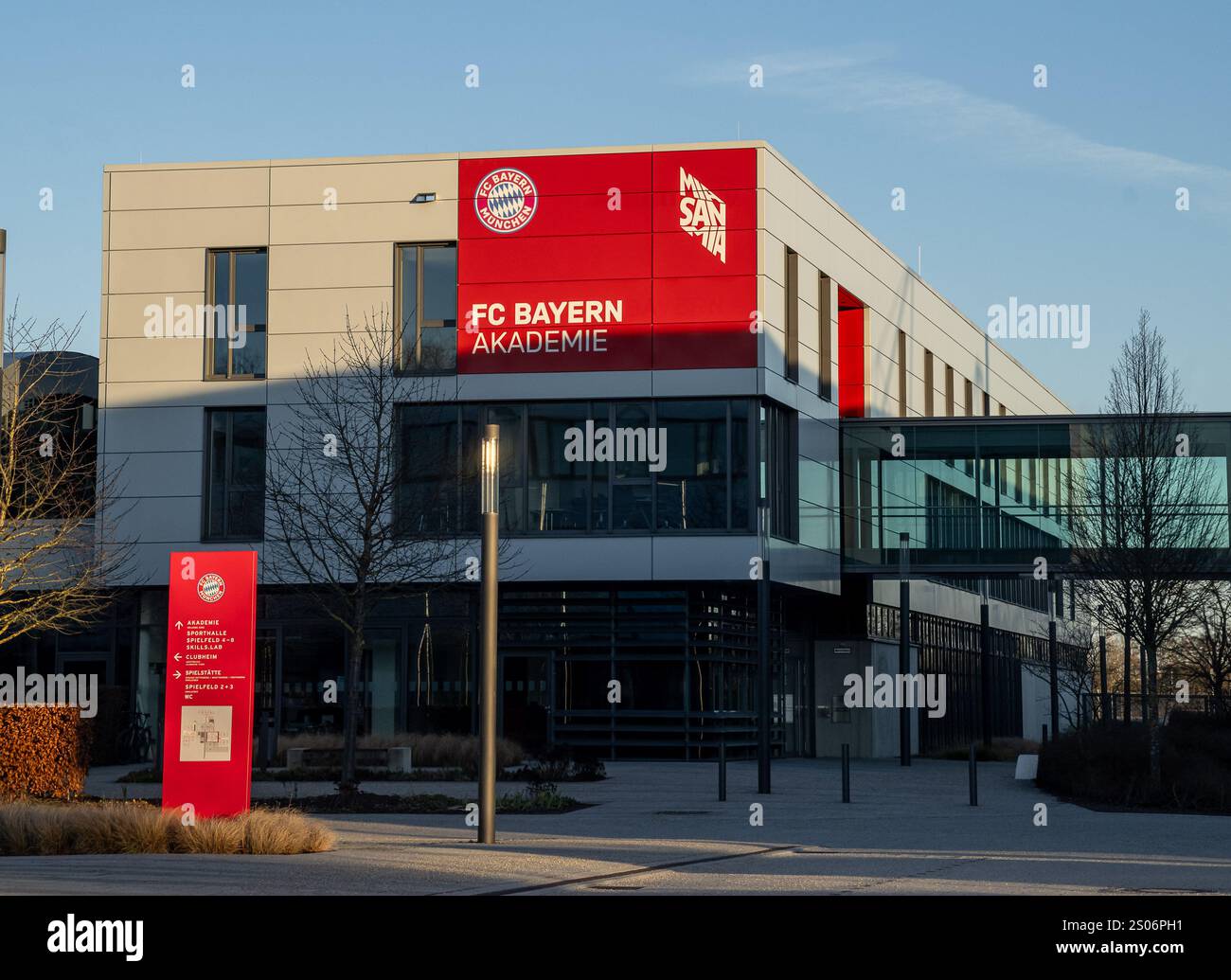 Logo FC Bayern Muenchen und Schriftzug FC Bayern Akademie sowie Mia san ...
