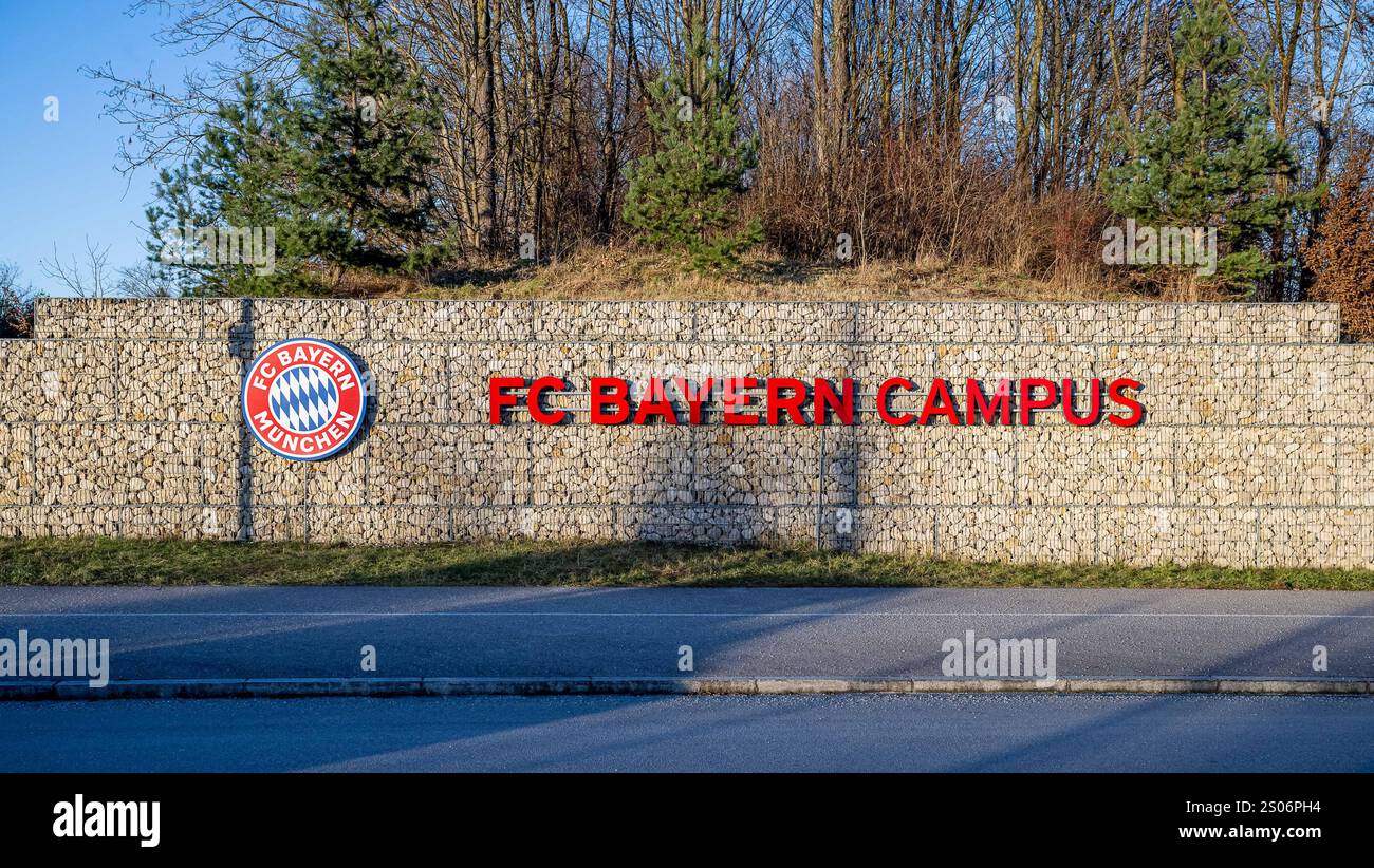 Logo FC Bayern Muenchen und Schriftzug FC Bayern Campus an der Einfahrt ...