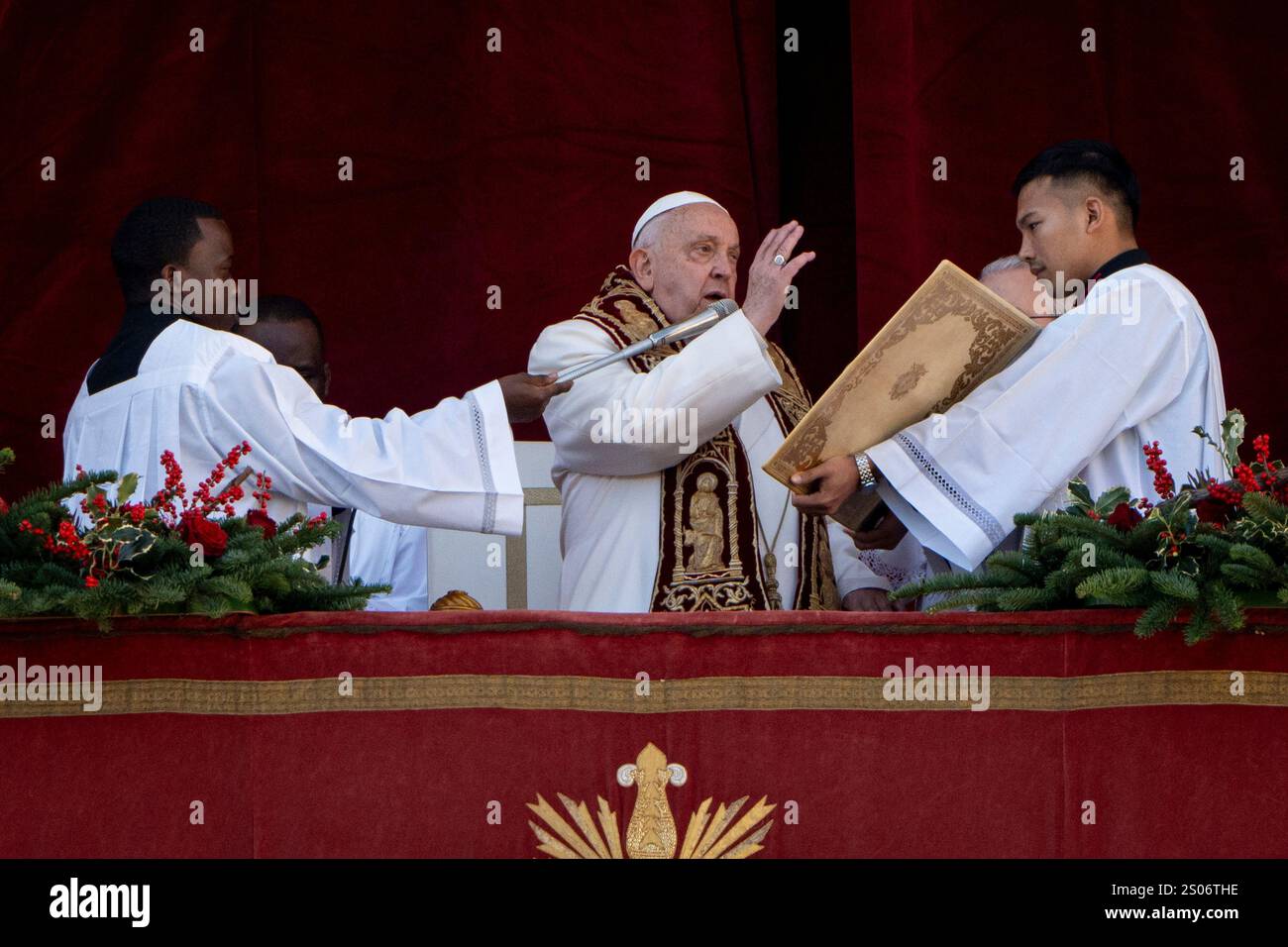 Vatican, Vatican. 25th Dec, 2024. Pope Francis delivers his traditional ...