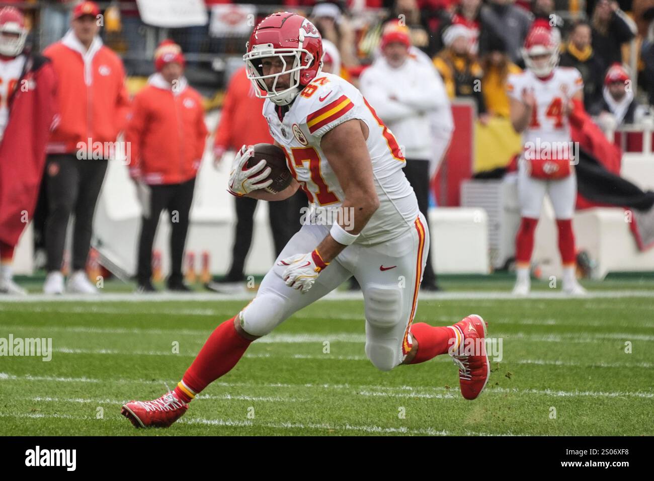 Kansas City Chiefs tight end Travis Kelce (87) runs against the ...