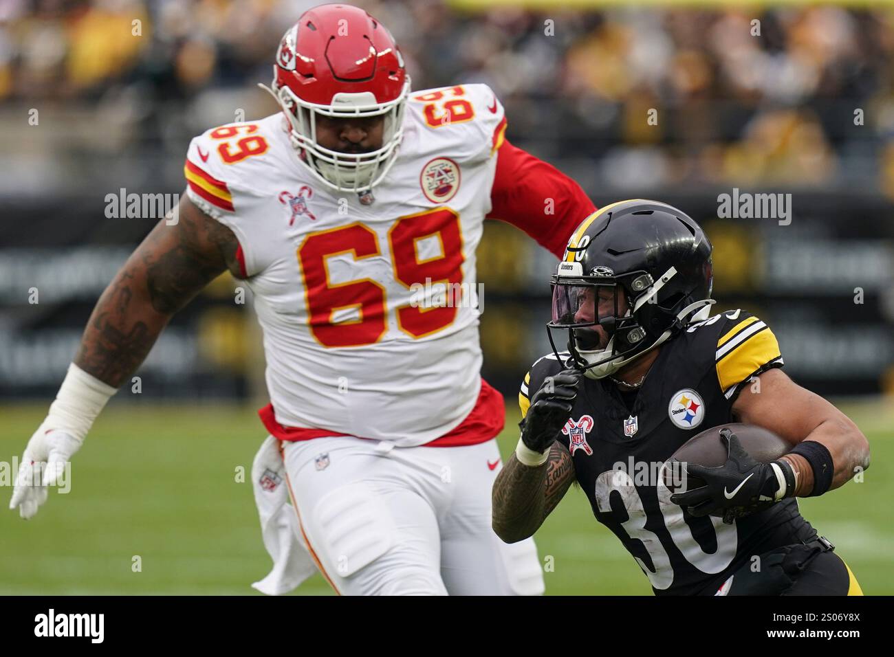 Pittsburgh Steelers running back Jaylen Warren (30) runs past Kansas ...