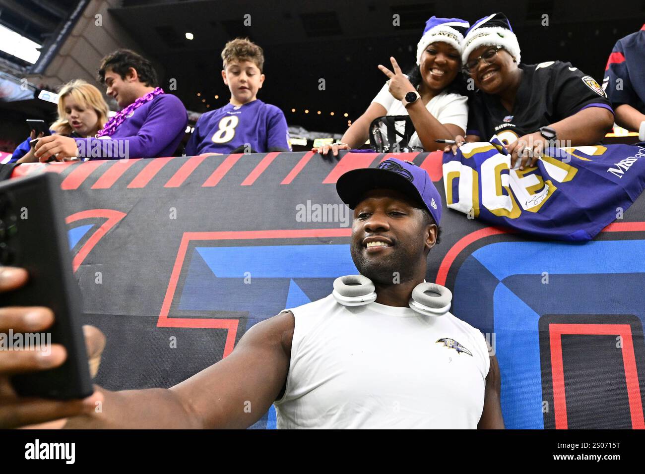 Baltimore Ravens linebacker Roquan Smith takes selfies with fans before ...