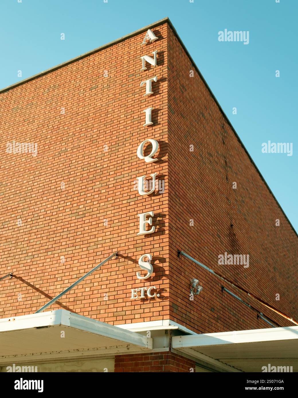 Brick building with vintage Antiques Etc. sign in Brunswick, Georgia ...