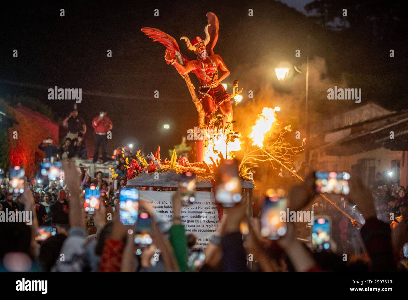 Quema del diablo festivity guatemala hi-res stock photography and ...