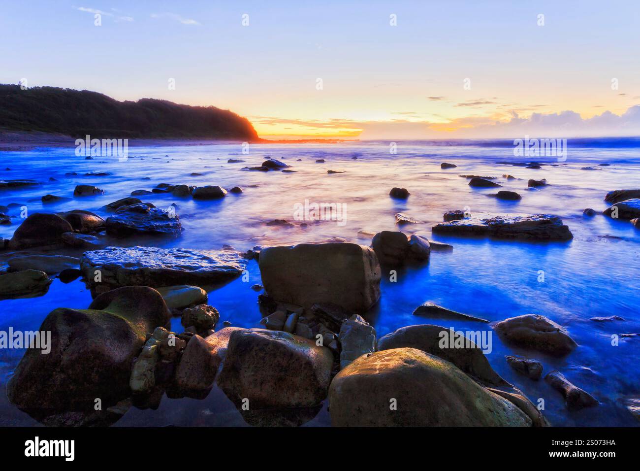 Scenic seascape sunrise at Hams beach of Caves beach town on Pacific ...