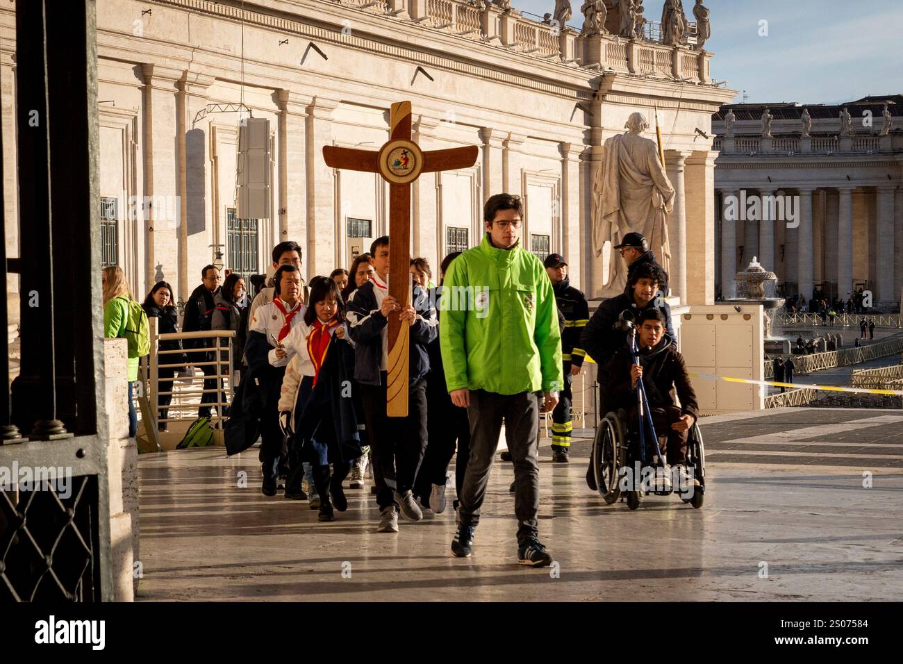 Vatican, Vatican. 25th Dec, 2024. Pilgrims arrive to walk through the ...