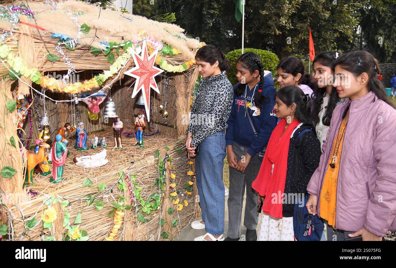 Patna, India. 25th Dec, 2024. PATNA, INDIA - DECEMBER 25: Girls looking ...