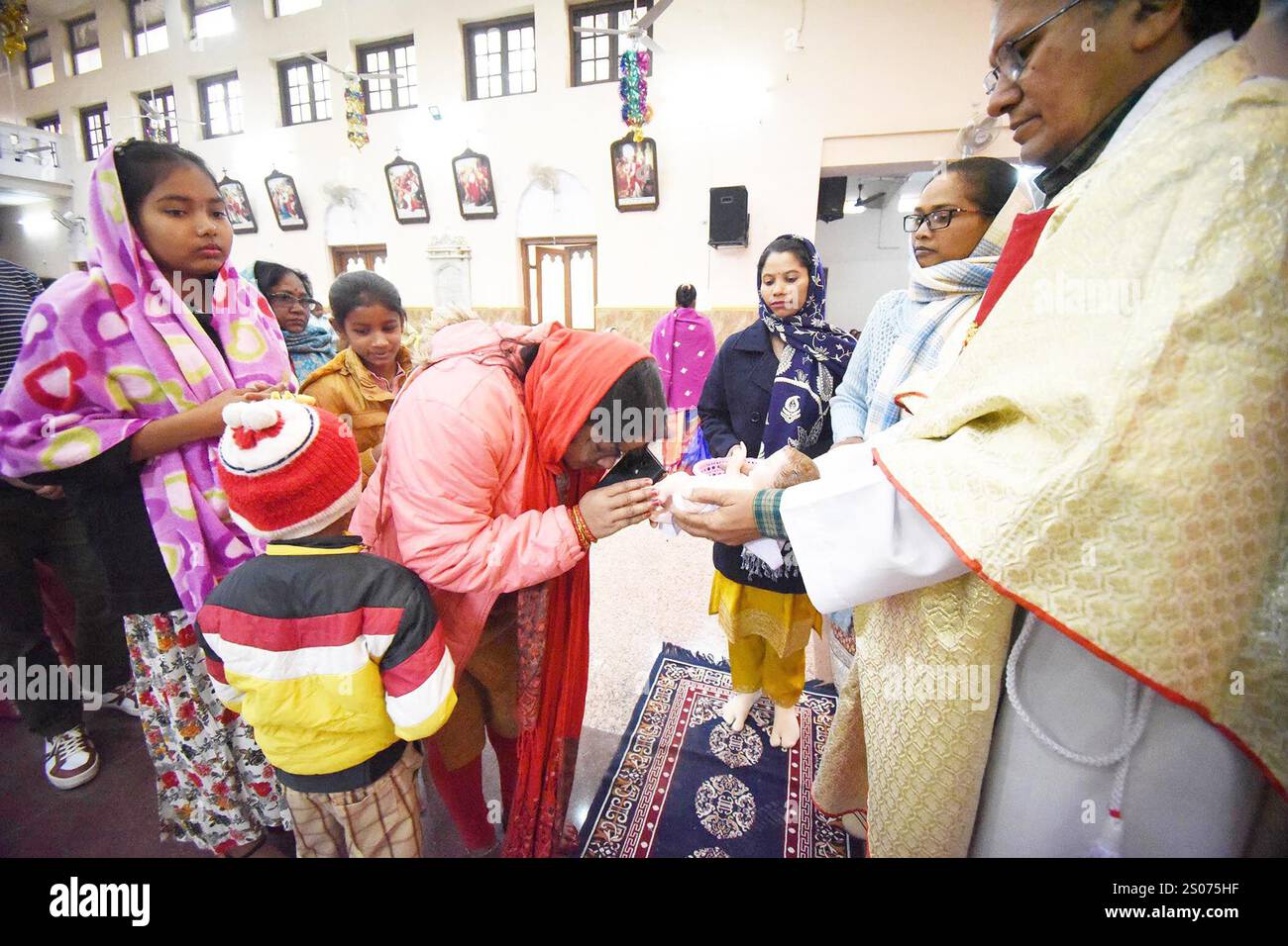 Patna, India. 25th Dec, 2024. PATNA, INDIA - DECEMBER 25: Ladies ...