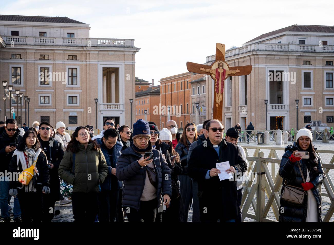 Vatican, Vatican. 25th Dec, 2024. Pilgrims arrive to walk through the ...