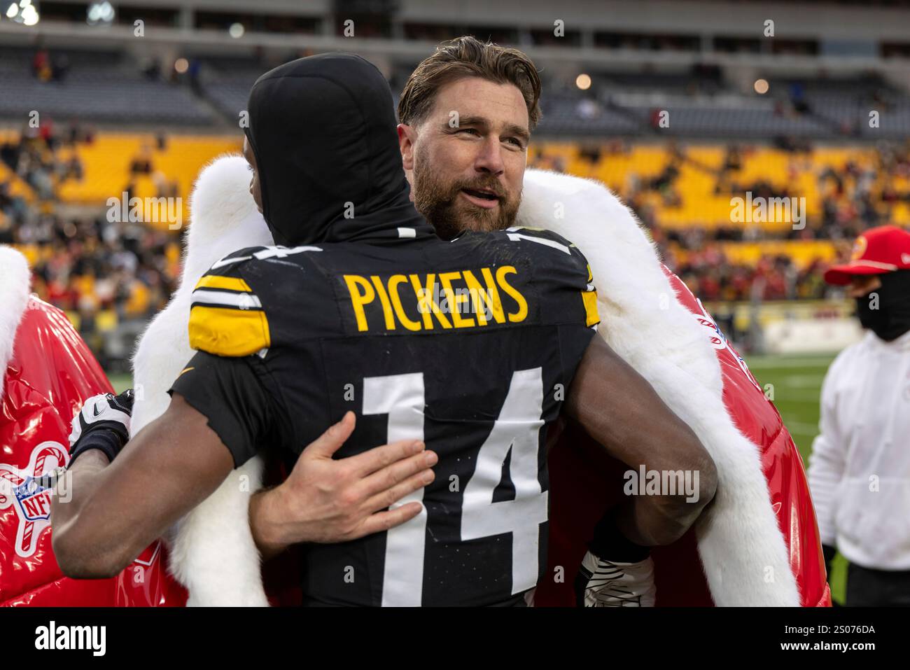 Kansas City Chiefs tight end Travis Kelce (87) and Pittsburgh Steelers ...