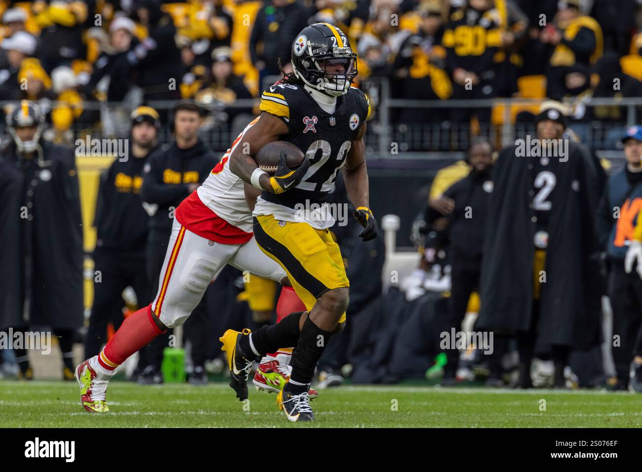 Pittsburgh Steelers running back Najee Harris (22) rushes during an NFL ...