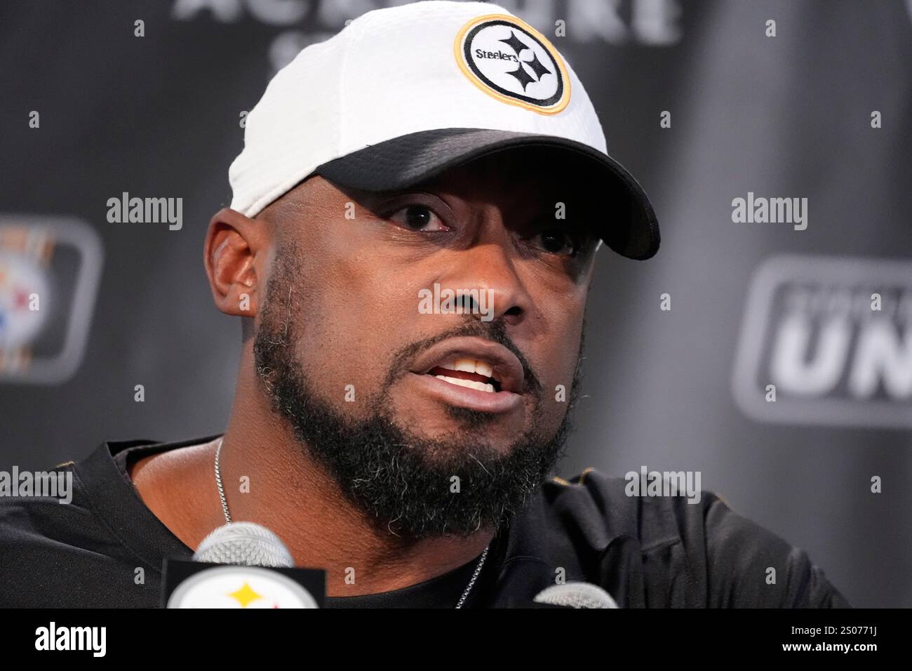Pittsburgh Steelers head coach Mike Tomlin talks with reporters ...