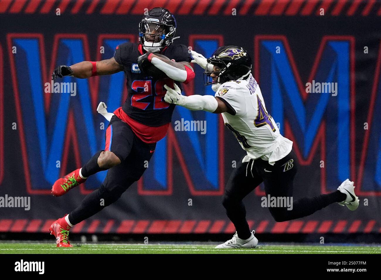 Houston Texans running back Joe Mixon (28) catches a pass in front of ...