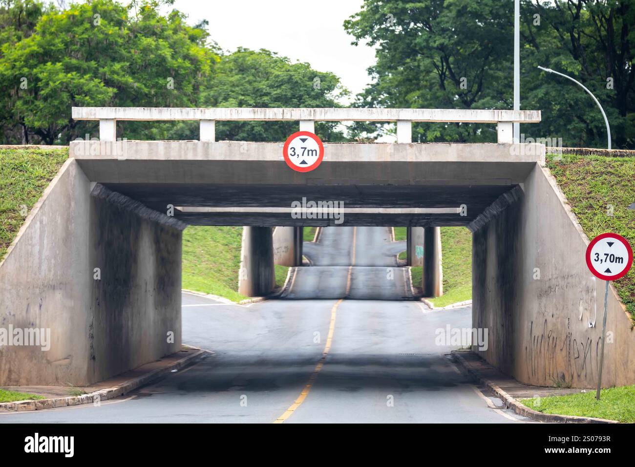 Scissors in the traffic of Brasilia typical structure of the pilot plan ...