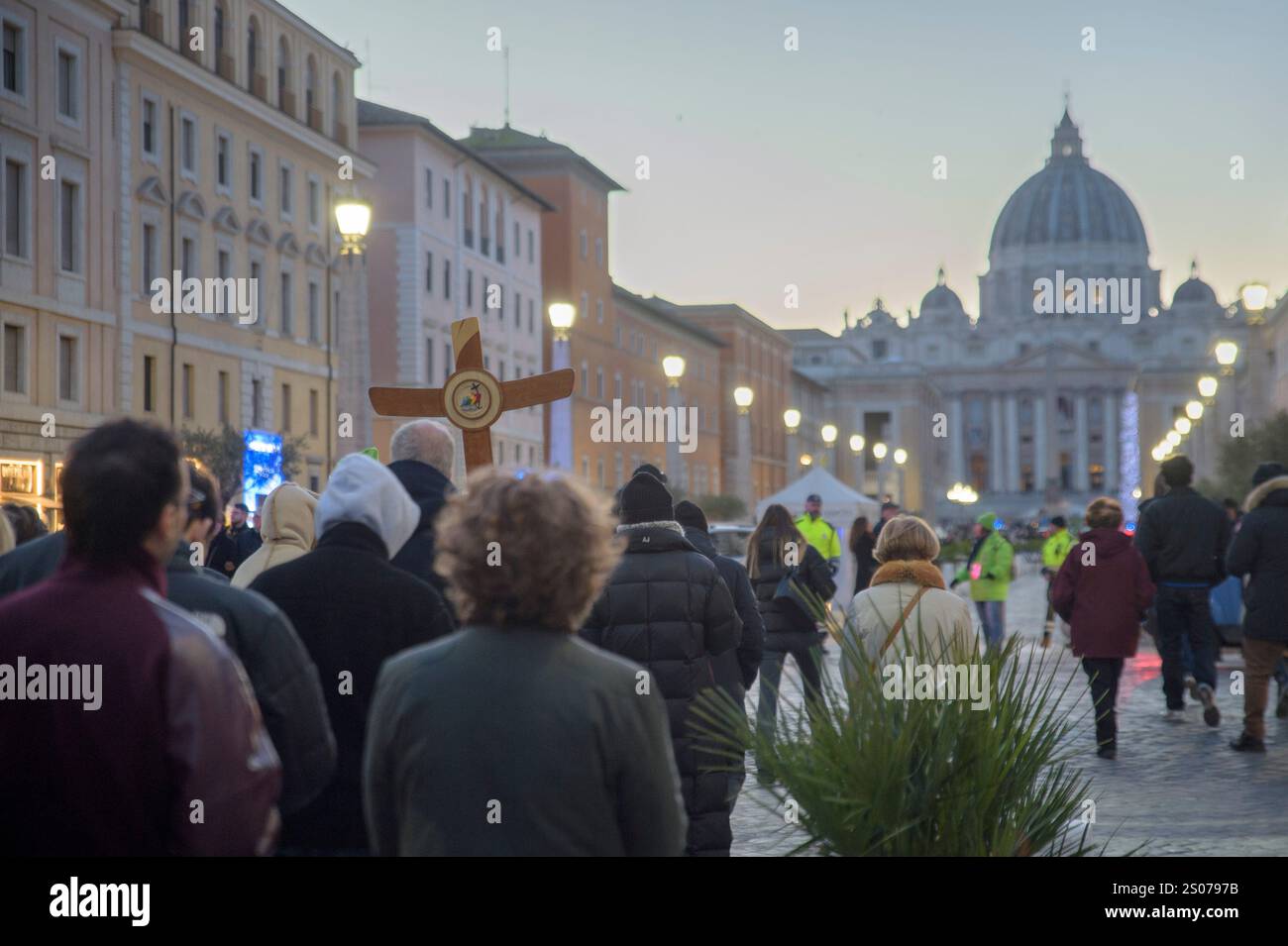 Rome, Italy. 25th Dec, 2024. Pilgrims set off towards St. Peter's ...