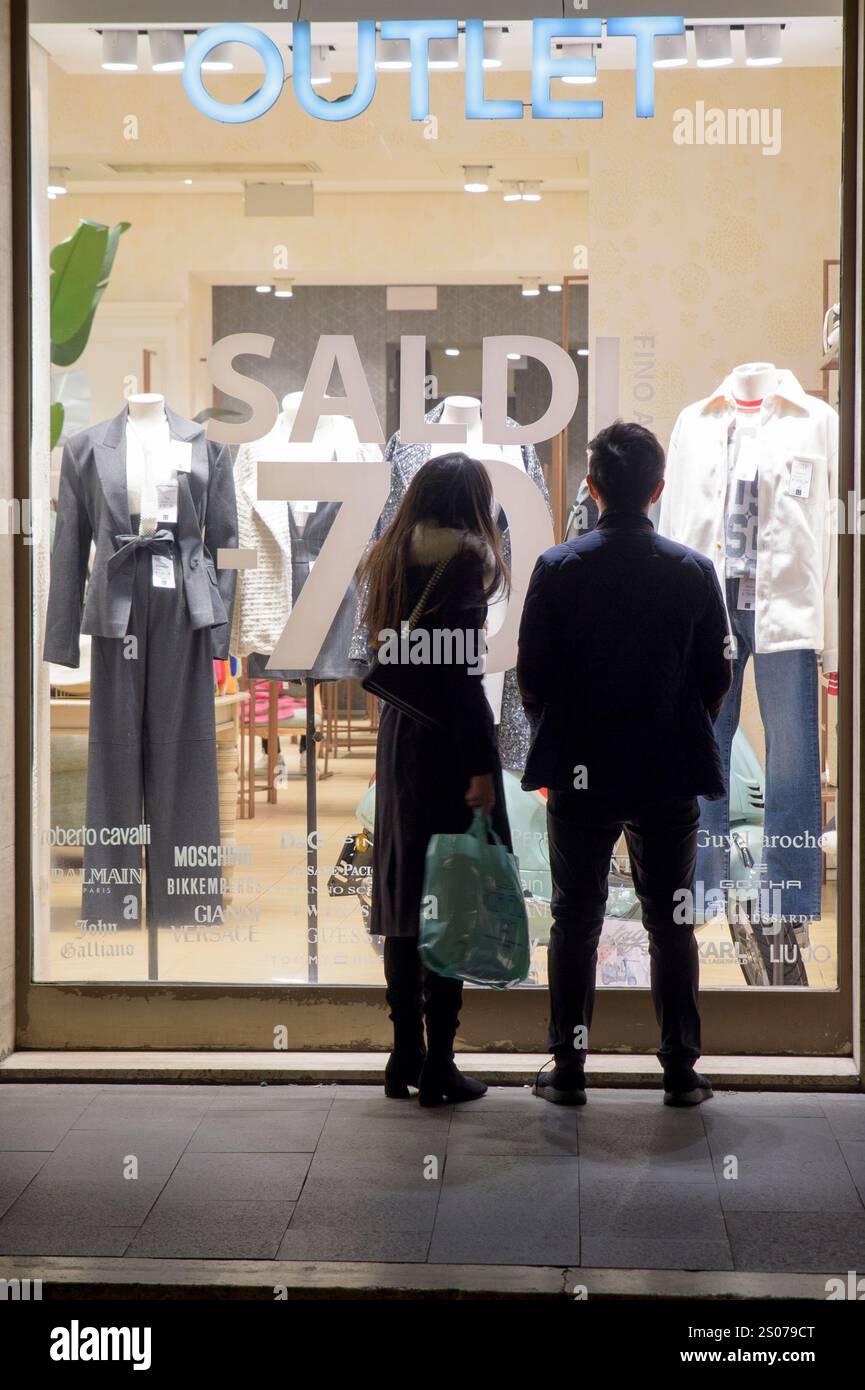 Rome, Italy. 24th Dec, 2024. A man and a woman look at the window of a ...