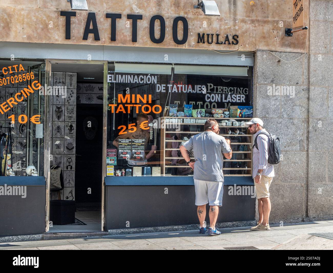 Man tattoo parlor hi-res stock photography and images - Alamy