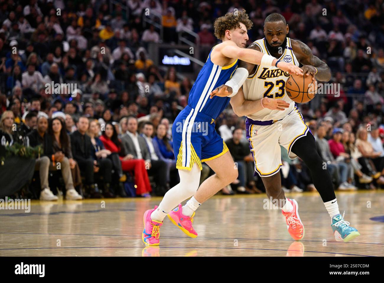 Los Angeles Lakers forward LeBron James (23) drives to the basket ...