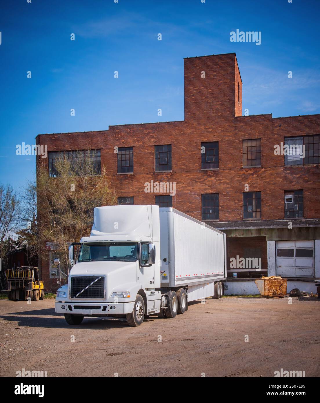 Long haul truck at loading dock for pick-up or delivery Stock Photo - Alamy