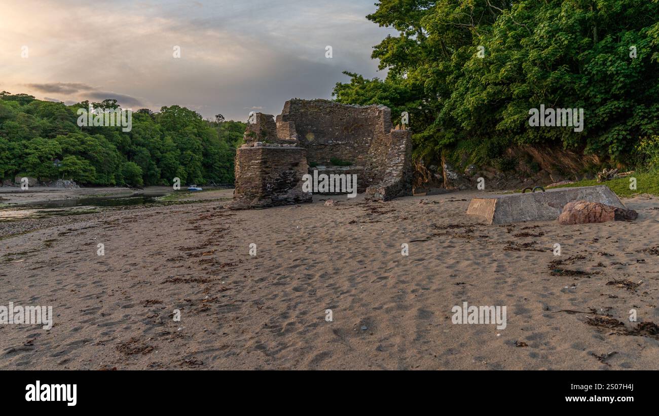 Lime kiln on Wonwell Beach and low tide on the River Erme near ...