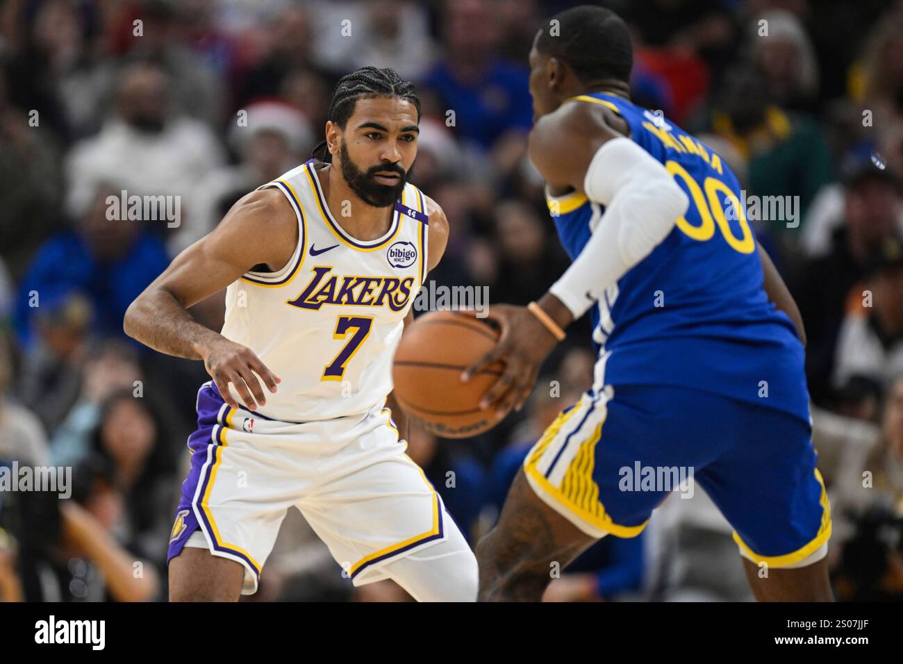 Los Angeles Lakers guard Gabe Vincent (7) guards Golden State Warriors ...