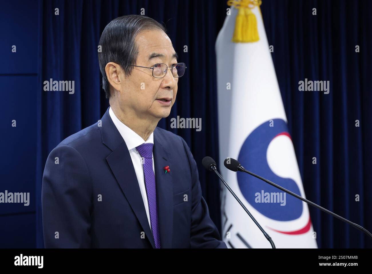 South Korean acting President Han Duck-soo speaks at the government ...