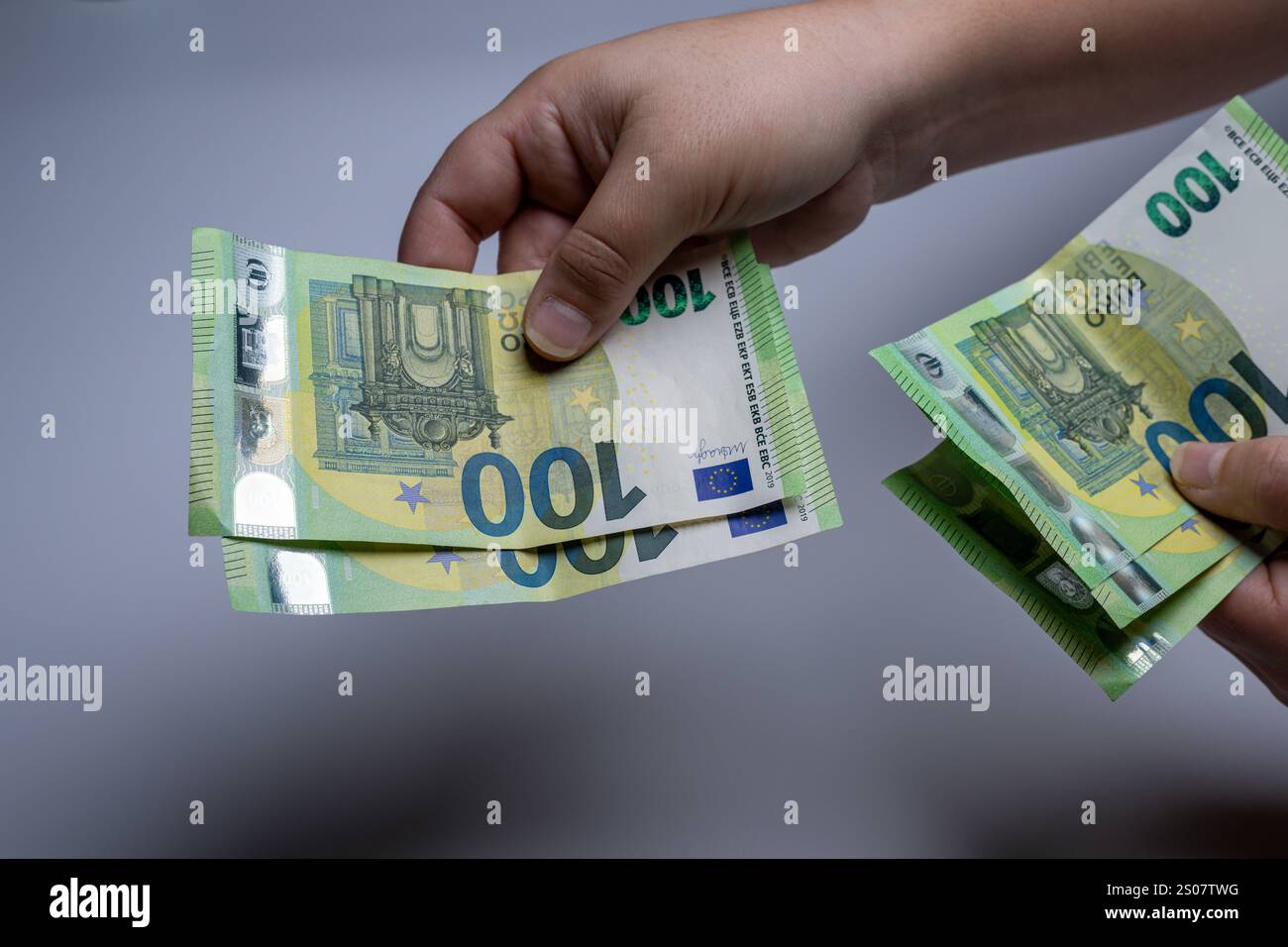 , Deutschland, 26.12.2024, Zwei Hände bei der Übergabe mehrerer 100 ...