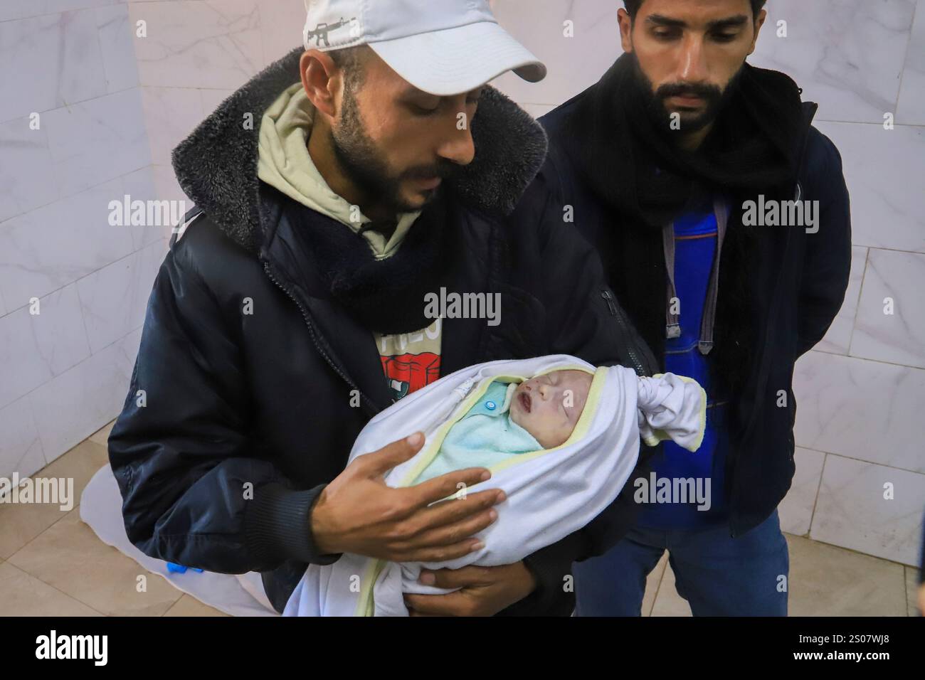 EDS NOTE GRAPHIC CONTENT.- Mahmoud Al- Faseeh holds the body of his 3 ...